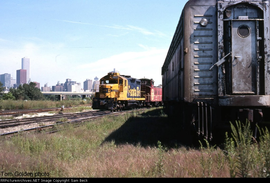 ATSF 3033 and 999223